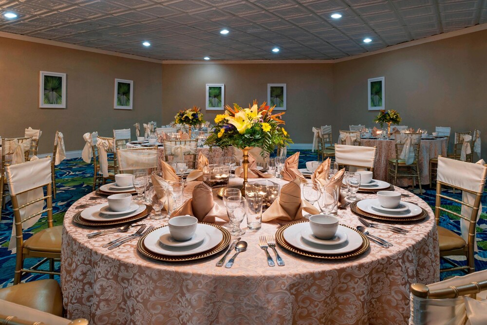 Courtyard by Marriott Nassau Downtown/Junkanoo Beach in Nassau | Best ...