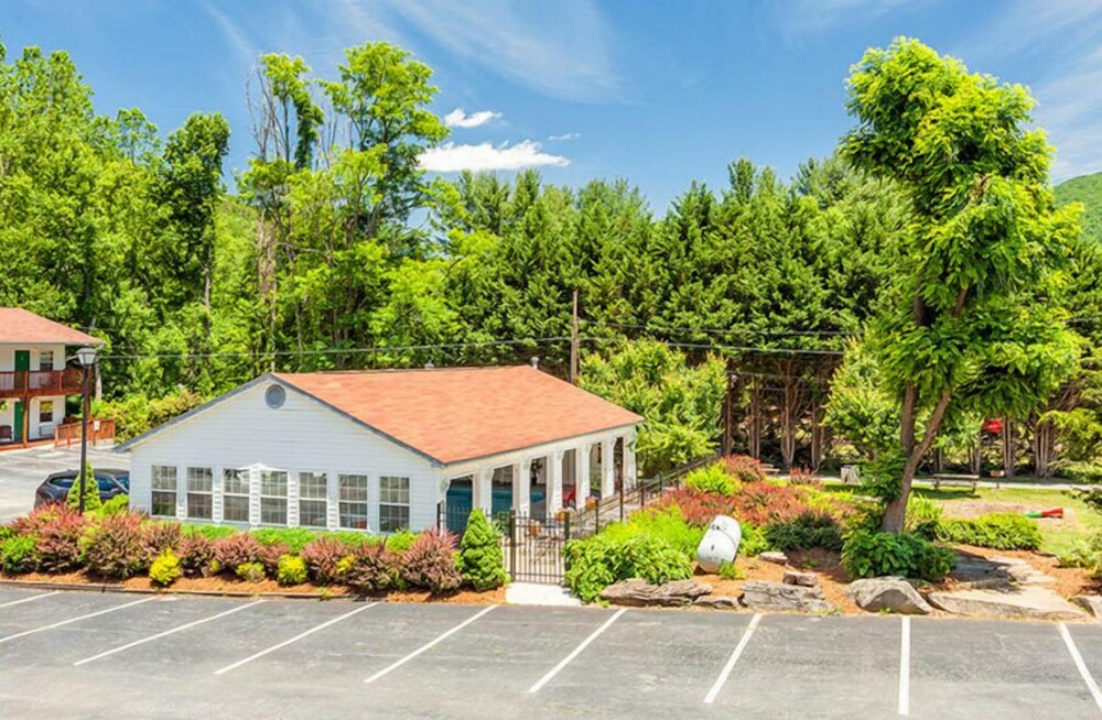 Maggie Valley Creekside Lodge in Maggie Valley | Best Rates & Deals on ...