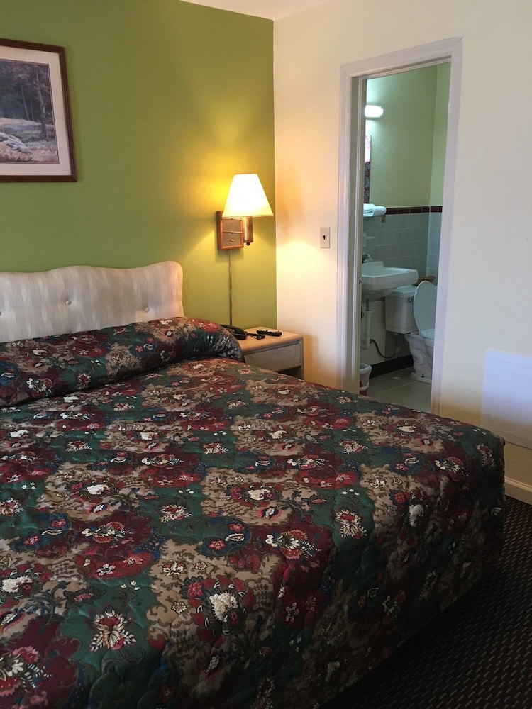 Shaws Komfort Motel in Savannah | Best Rates & Deals on Orbitz