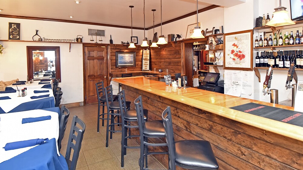 The Country Inn of Berkeley Springs, Berkeley Springs: $125 Room Prices ...