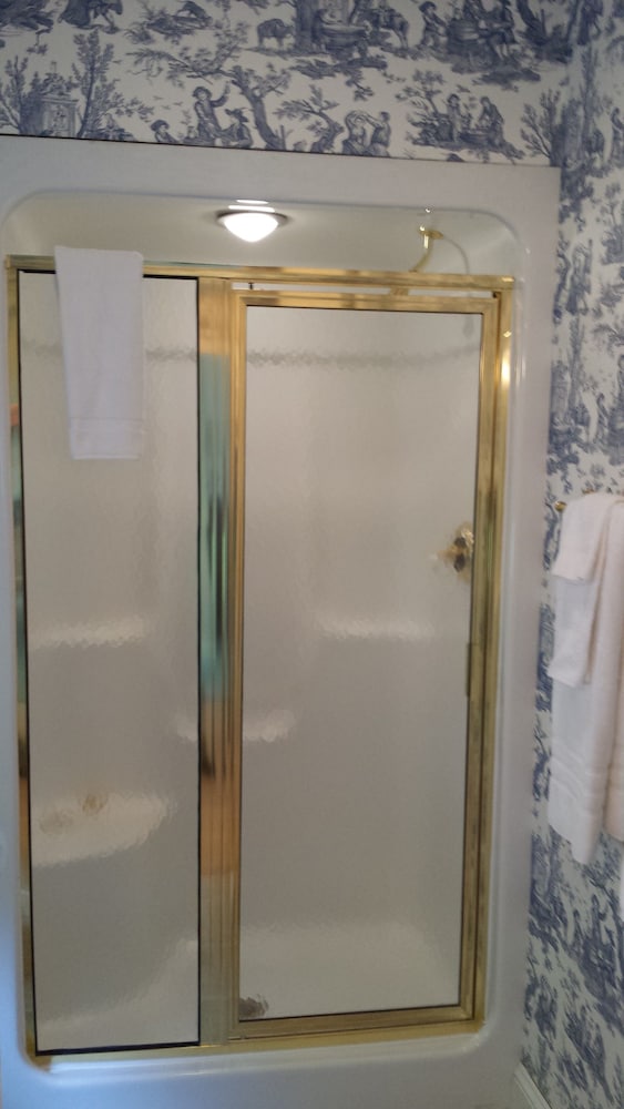 The Country Inn of Berkeley Springs, Berkeley Springs: $125 Room Prices ...