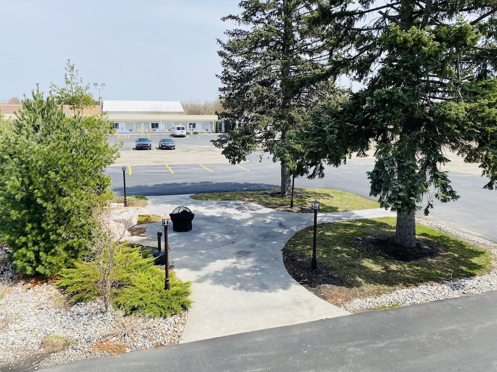 The Pines Country Inn in Owosso | Best Rates & Deals on Orbitz