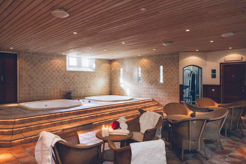 Lejondals Slott i Bro : priser & recensioner hos mrjet.se