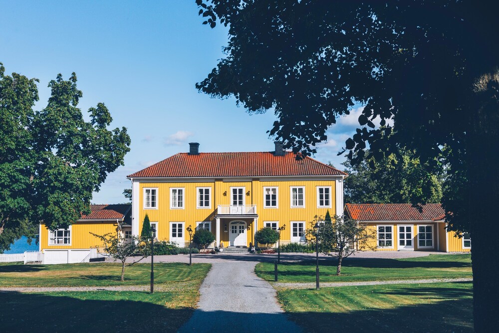 Lejondals Slott i Bro : priser & recensioner hos mrjet.se