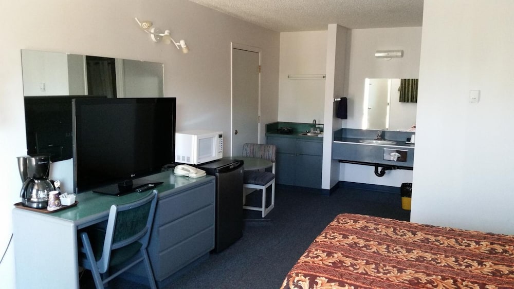 Plains Motor Inn in Stettler | Best Rates & Deals on Orbitz