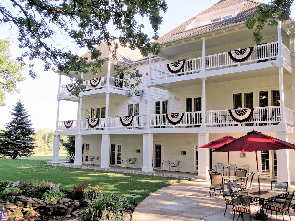 The Oakwood Inn – Adults Only in Okoboji | Best Rates & Deals on Orbitz