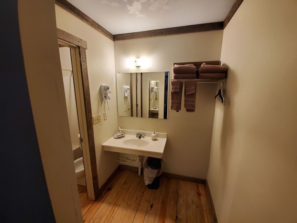 Room Deals for Jamesport Inn, Jamesport starting at | Hotwire