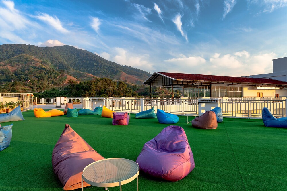 Le Eminence Hotel Convention & Resort Ciloto - Puncak in Cipanas | Best ...