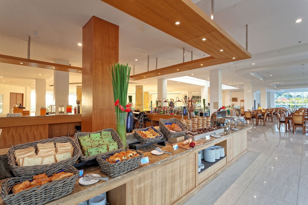 Le Eminence Hotel Convention & Resort Ciloto - Puncak, Cipanas: Room ...