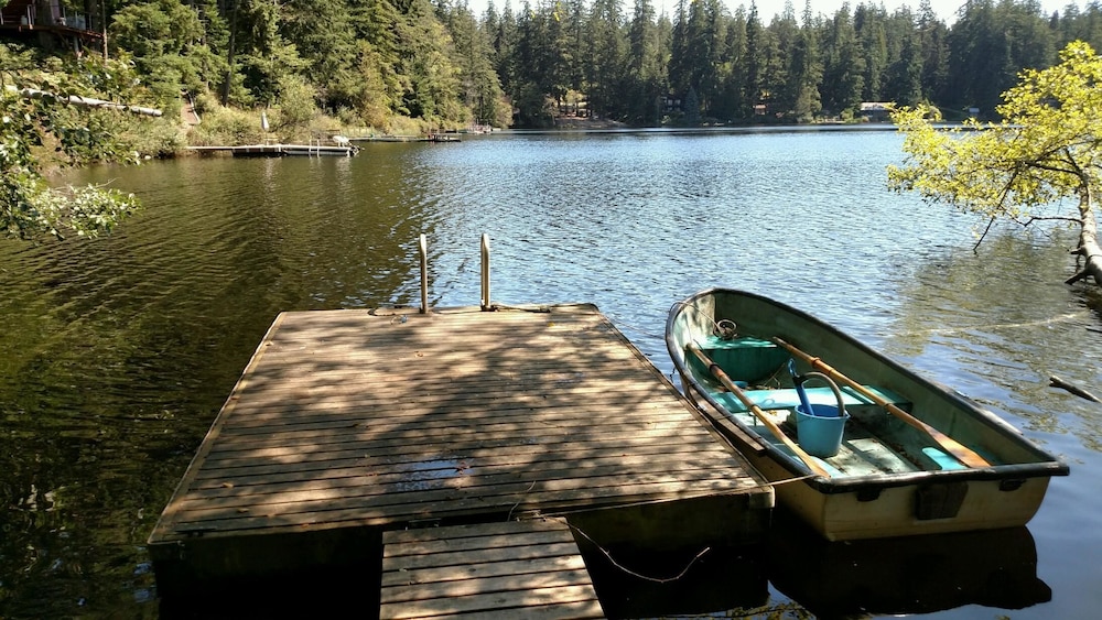 Goss Lake Chalet, Langley: Room Prices & Reviews | Travelocity