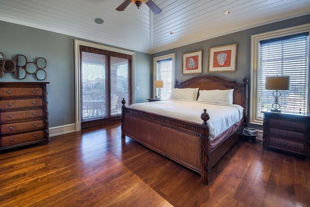 Gigglin Marlin 7 Bedroom Holiday Home by Five Star Properties: Deals ...