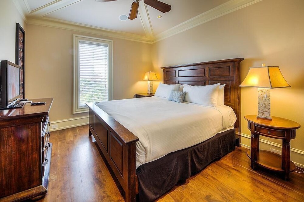 Gigglin Marlin 7 Bedroom Holiday Home by Five Star Properties: Deals ...