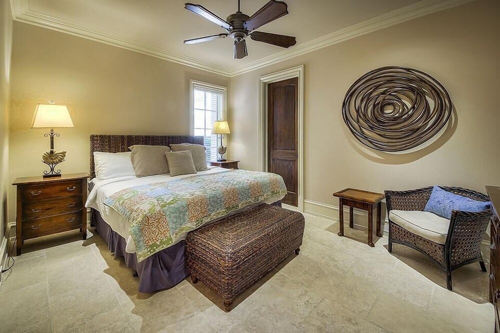 Gigglin Marlin 7 Bedroom Holiday Home by Five Star Properties: Deals ...