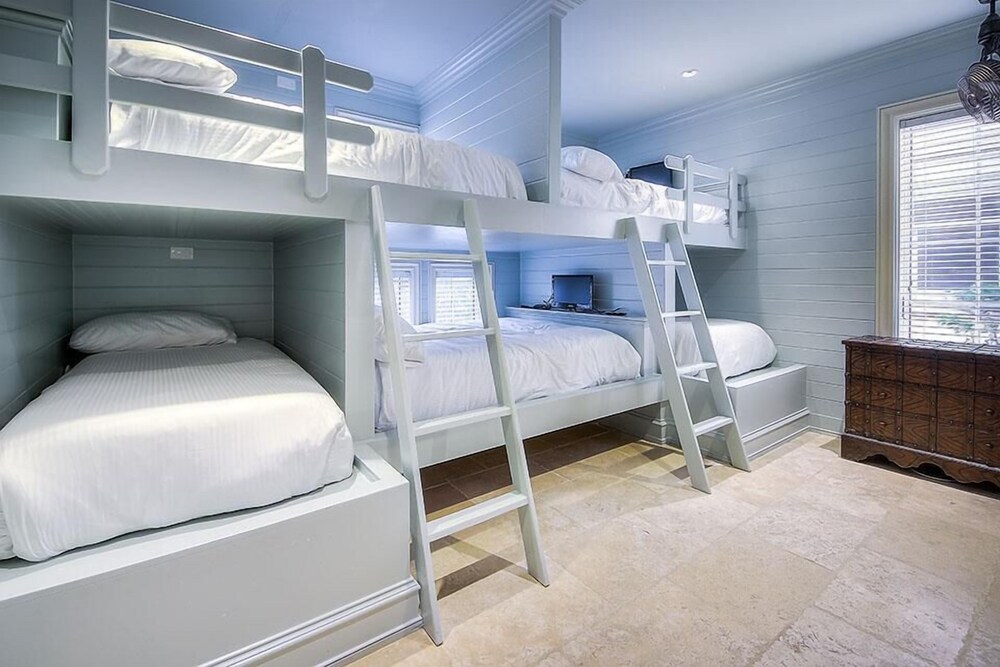 Gigglin Marlin 7 Bedroom Holiday Home by Five Star Properties: Deals ...