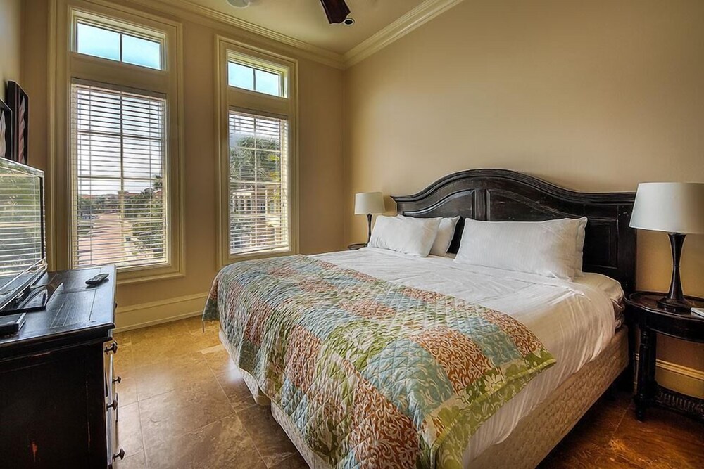 Gigglin Marlin 7 Bedroom Holiday Home by Five Star Properties: Deals ...