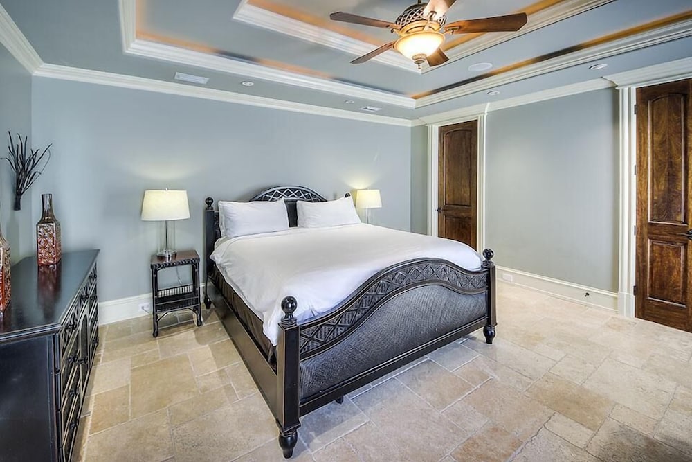 Gigglin Marlin 7 Bedroom Holiday Home by Five Star Properties: Deals ...