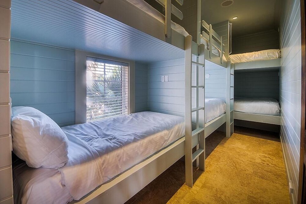 Gigglin Marlin 7 Bedroom Holiday Home by Five Star Properties: Deals ...