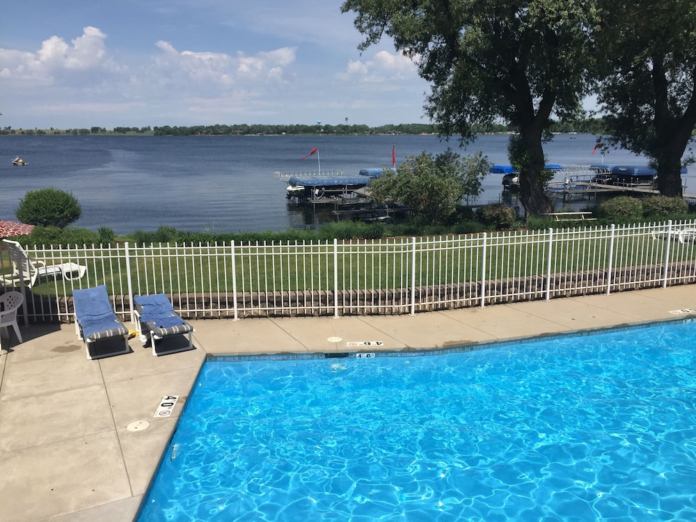 Delavan Lake Resort, Delavan: $150 Room Prices & Reviews | Travelocity