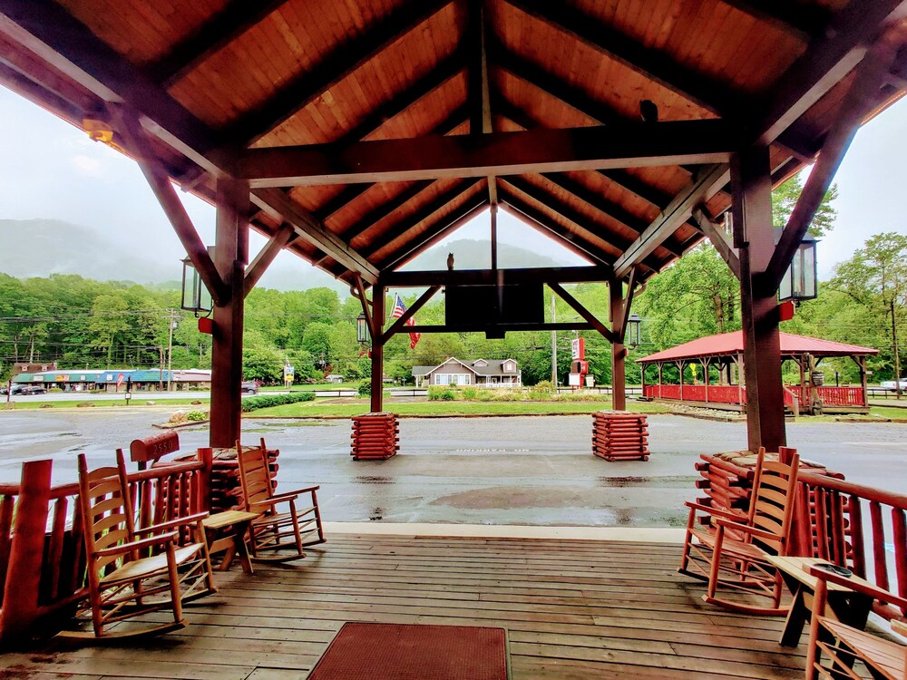 Smoky Falls Lodge in Maggie Valley | Best Rates & Deals on Orbitz