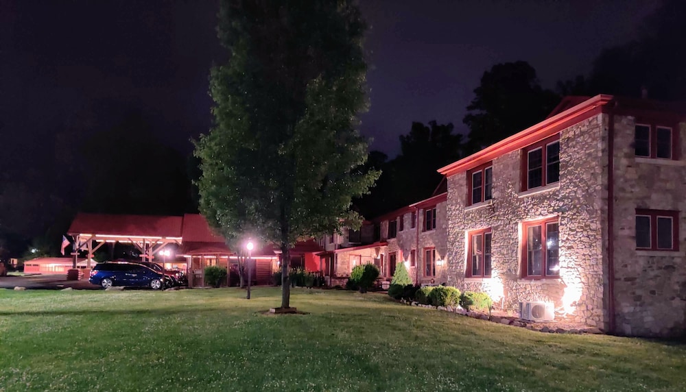 Smoky Falls Lodge in Maggie Valley | Best Rates & Deals on Orbitz