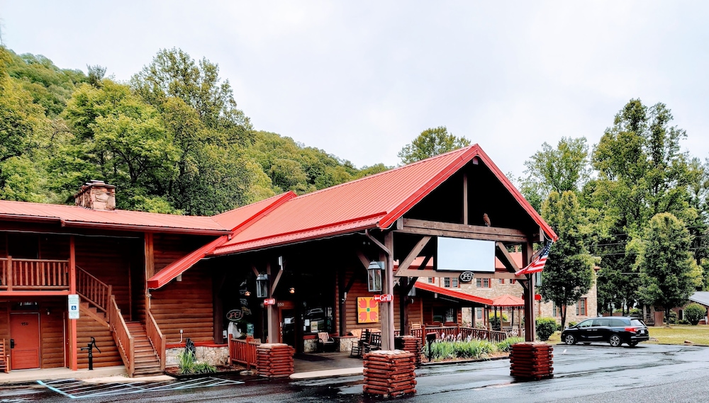 Smoky Falls Lodge in Maggie Valley | Best Rates & Deals on Orbitz