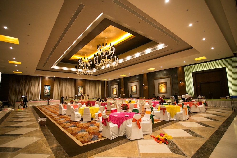 Sheraton Grand Palace Indore, Indore: $112 Room Prices & Reviews ...