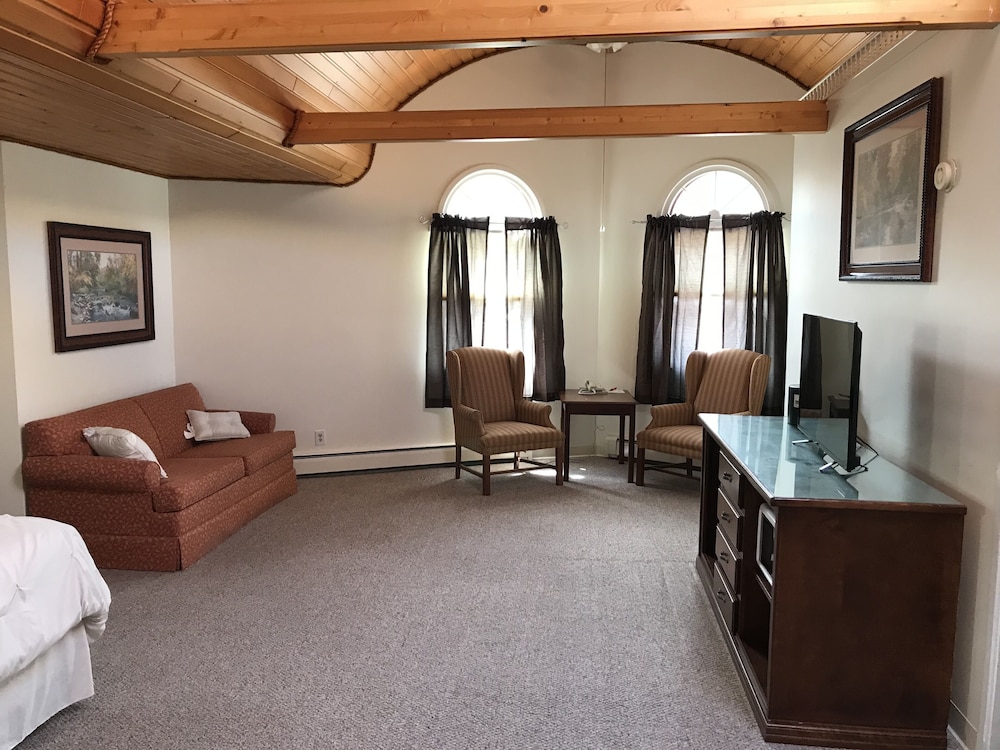 Pictured Rocks Inn & Suites in Munising | Best Rates & Deals on Orbitz