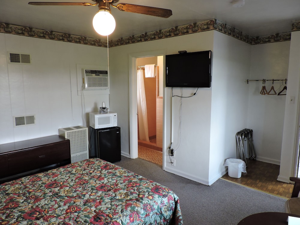 The Golden Inn, New Paris: $75 Room Prices & Reviews | Travelocity