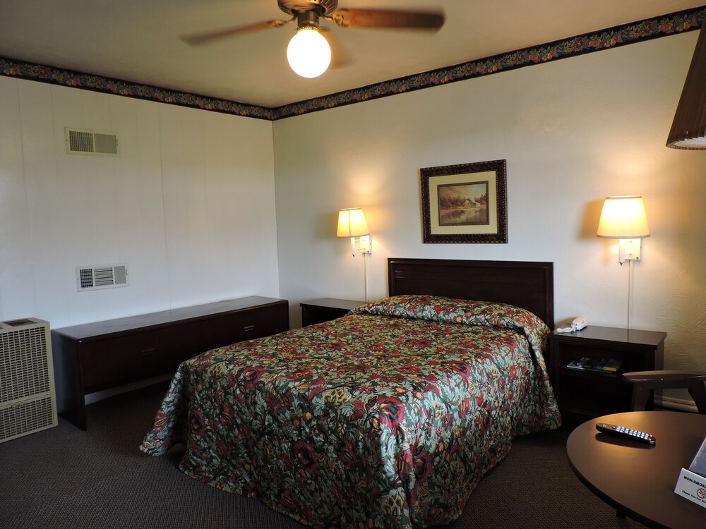 The Golden Inn, New Paris: $79 Room Prices & Reviews | Travelocity