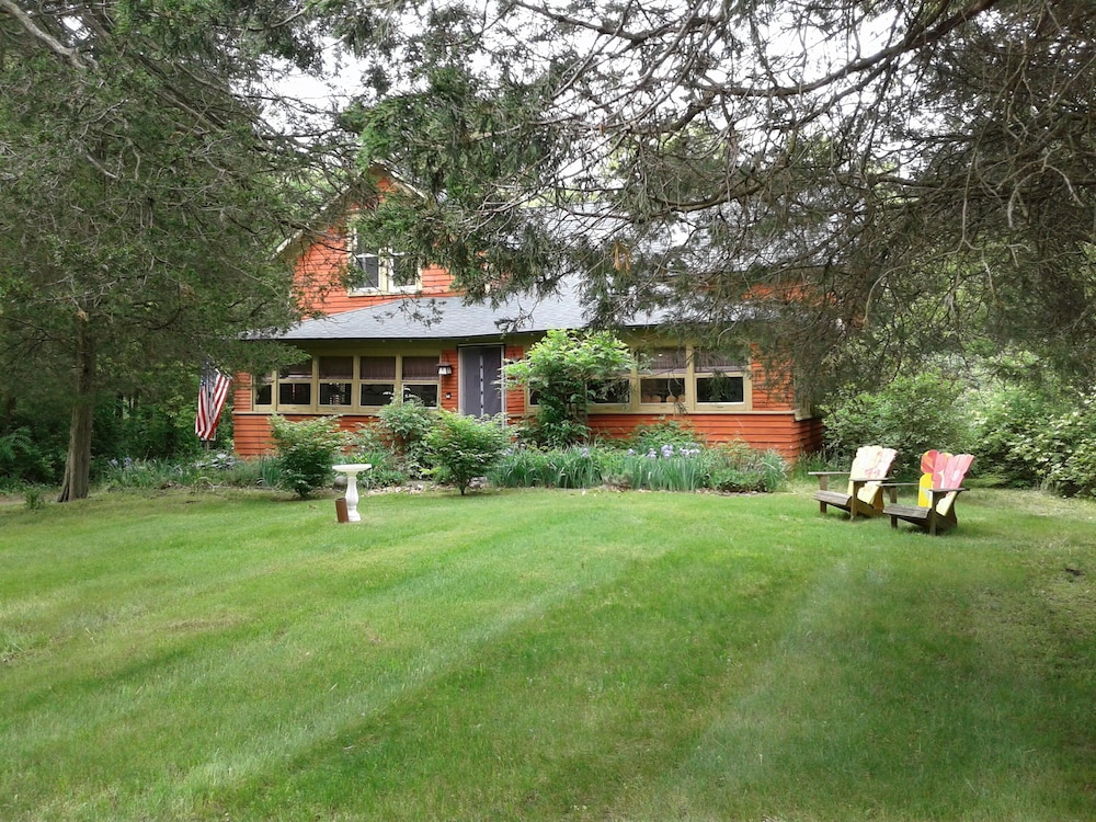 THE ZOO-Midcentury Modern Meets Rustic, Dog Friendly Farmhouse - 2 MI ...
