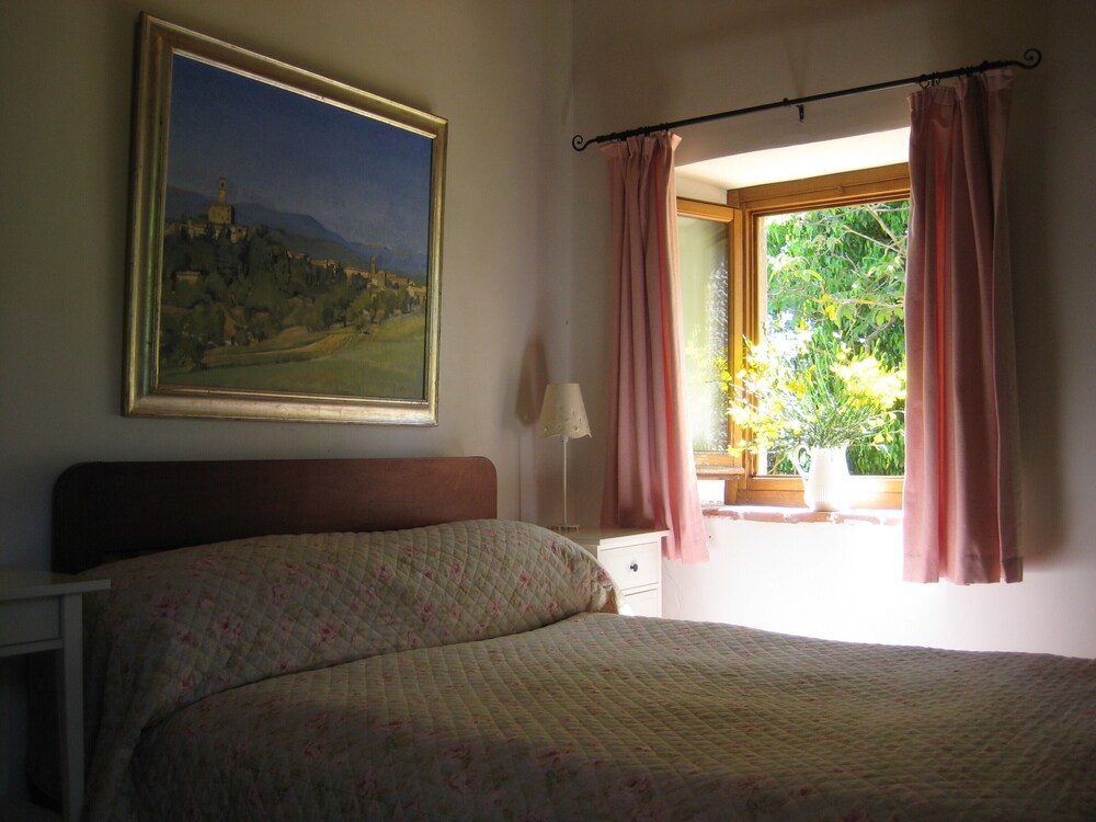 Tuscan farmhouse on own hill, peaceful, pool, terrace, views, Wi-Fi ...