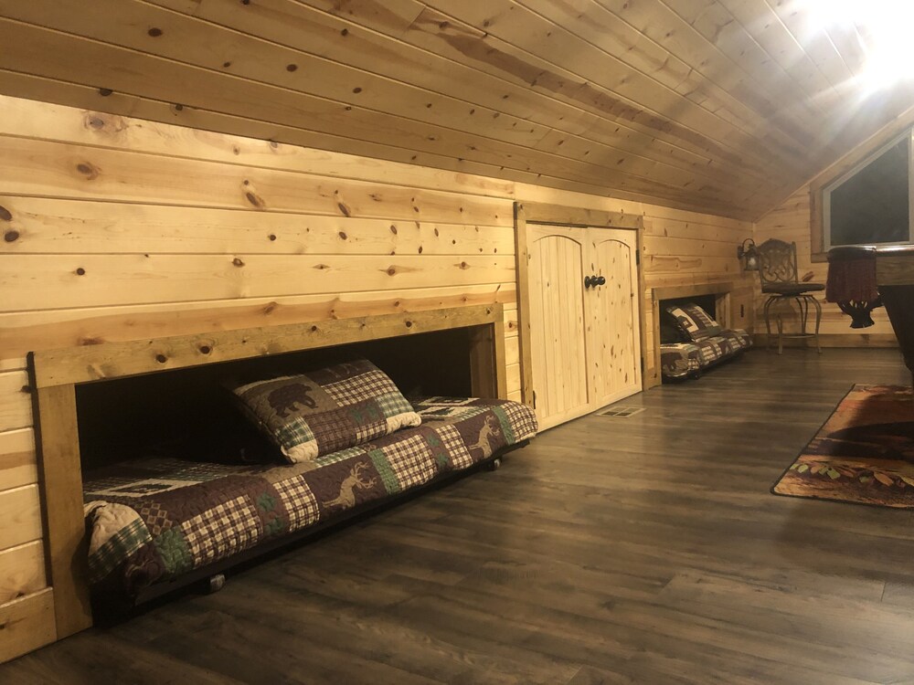 Rowdy Beaver Cabin~Fishing~Pool Table~Horseshoes~XBox~Hot Tub~Gas Grill ...