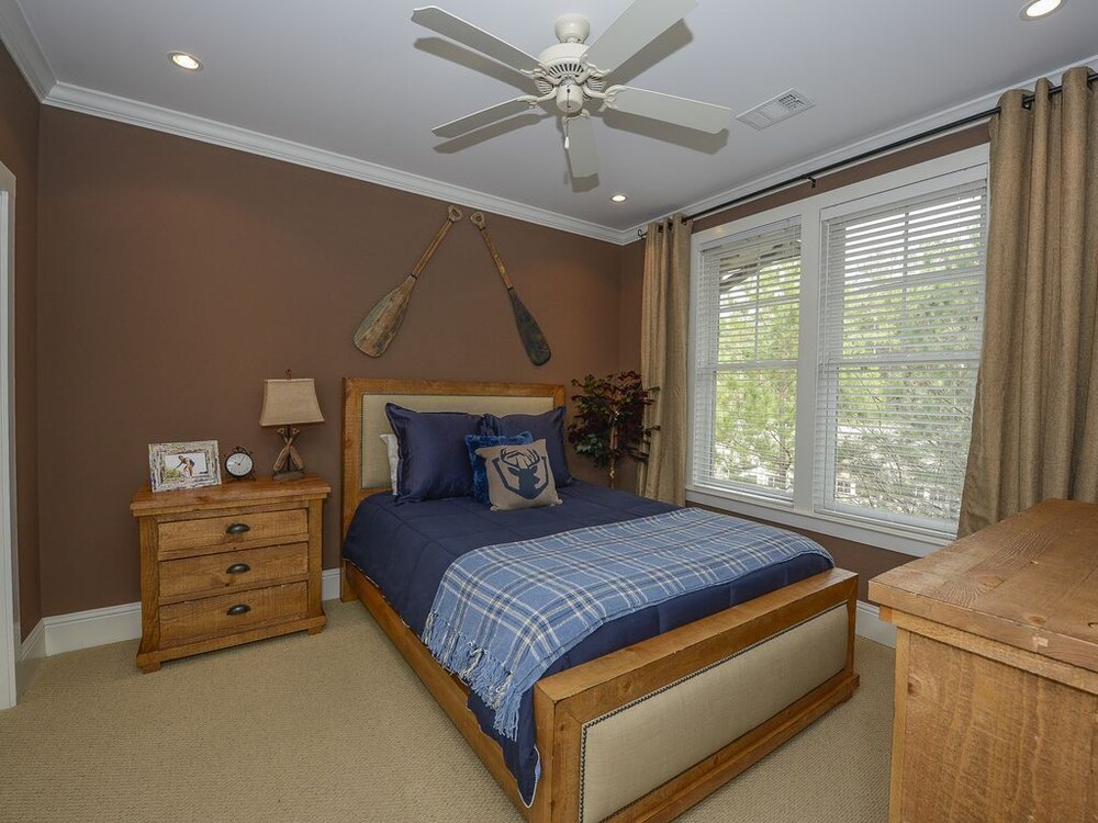 30% off until June WOW! Walk to Ritz, Fronts Golf Course, 3 King Beds ...