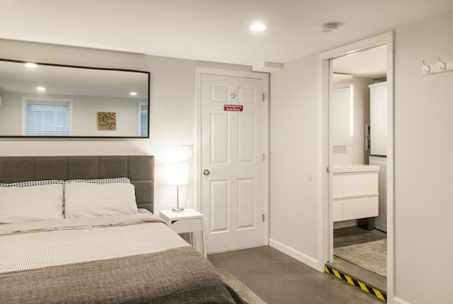 ⭐ Modern Studio In Heart Of Downtown Mystic - Mystic, CT