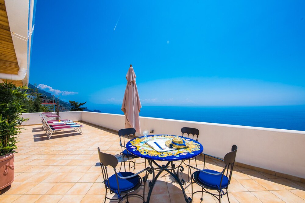 Ideal for young couples, families or friends. Spectacular view, Wi-Fi ...
