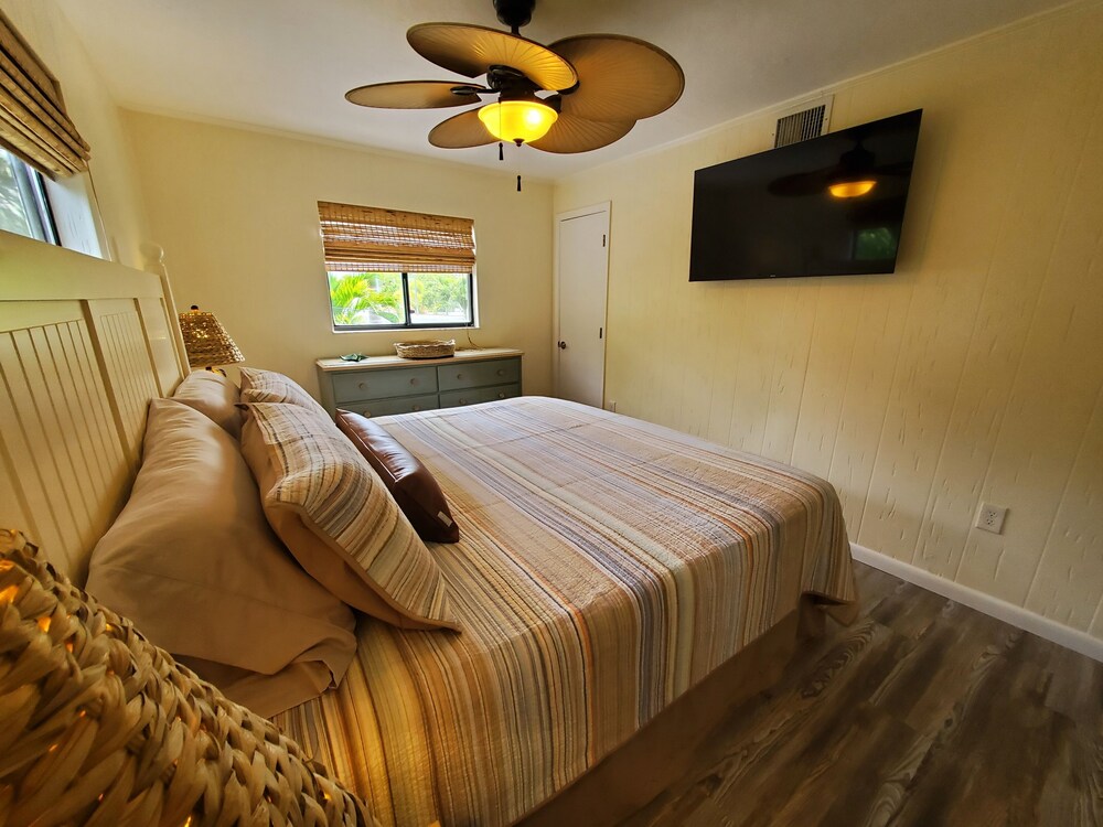 30 Seconds To Beach Path! Tiki Bar with outdoor TV! Bikes, Kayaks, Sups ...