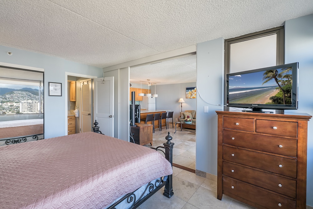 Fully Remodelled View Condo Near Waikiki Beach with Free Parking/WiFi ...