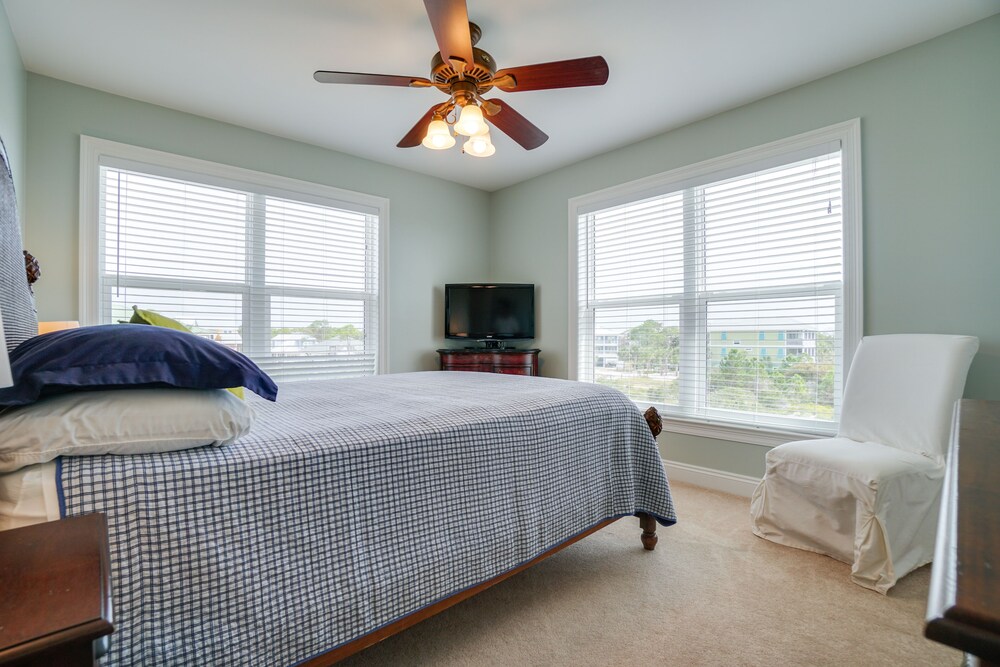 Beachfront private heated pool & boardwalk, ping pong, huge living ...