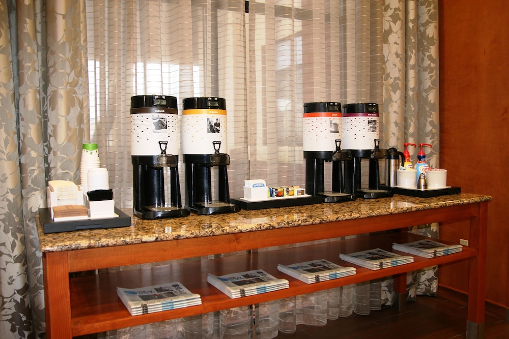 Hampton Inn & Suites Manchester Bedford in Manchester | Best Rates ...