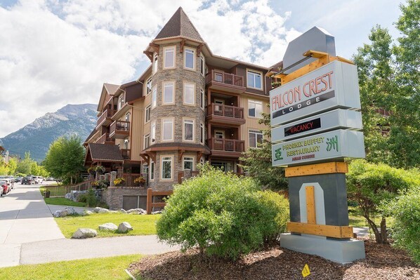 Book Falcon Crest Lodge by CLIQUE in Canmore | Hotels.com