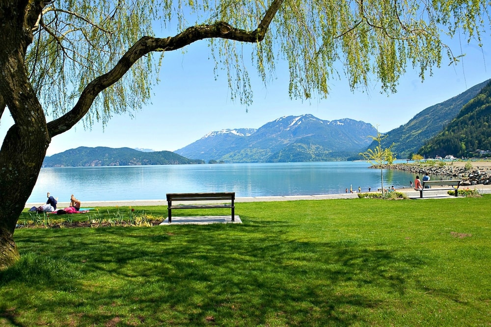 HARRISON BEACH HOTEL - Harrison Hot Springs BC 160 Esplanade V0M1K0