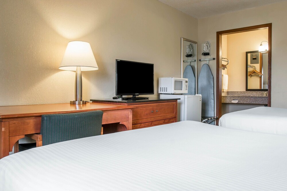 Rodeway Inn in Grand Haven | Best Rates & Deals on Orbitz