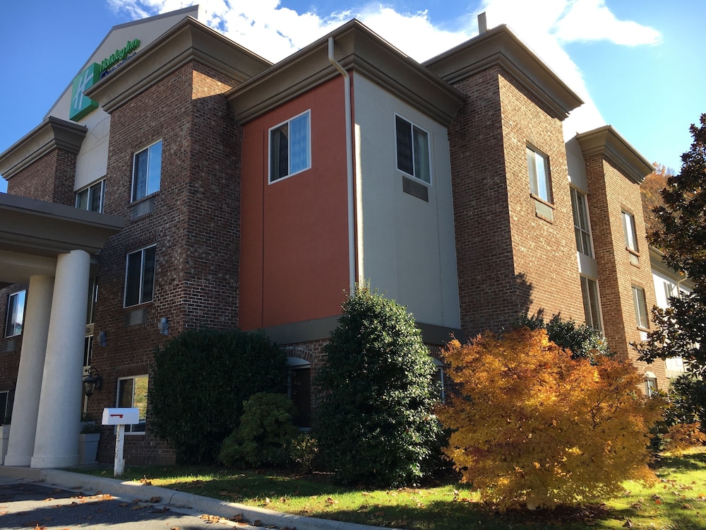 Holiday Inn Express Hotel & Suites Cherokee / Casino in Cherokee, NC ...