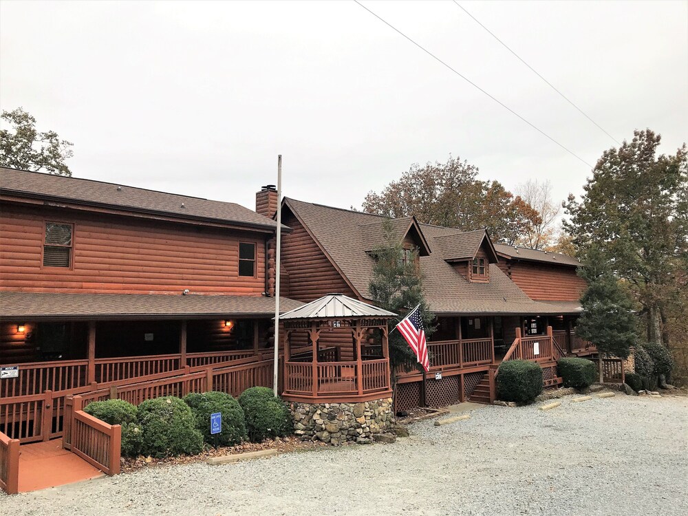 Mountain Top Inn and Resort in LaGrange | Best Rates & Deals on Orbitz