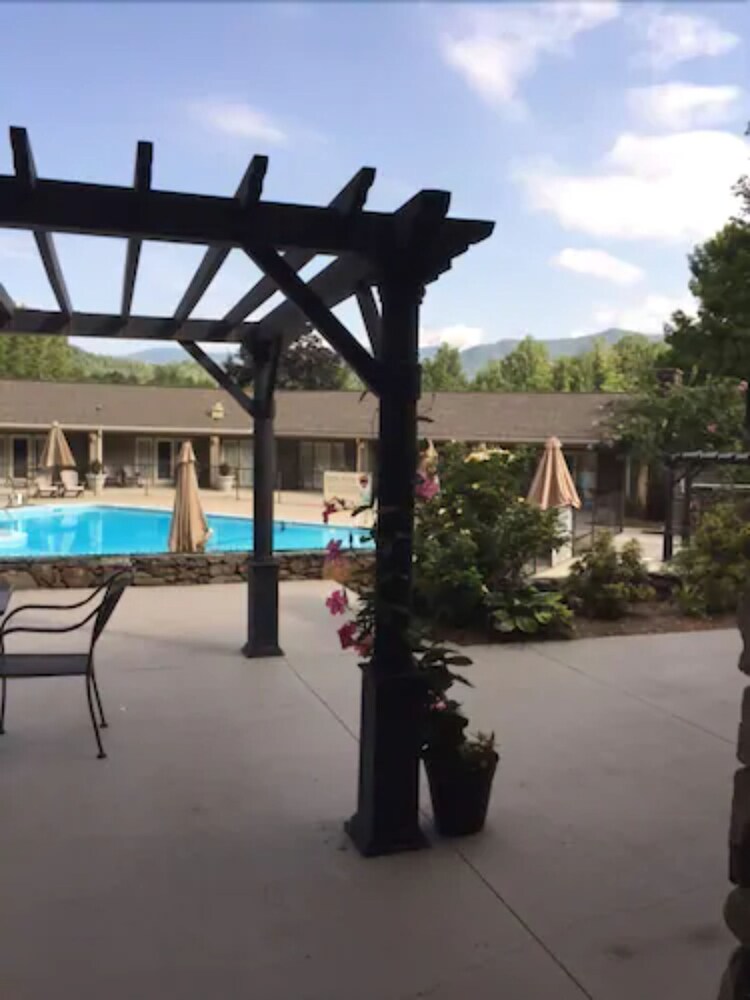 Fontana Village Resort, Fontana Dam: $129 Room Prices & Reviews ...