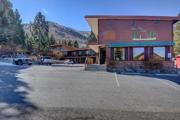 Book Lake View Lodge in Lee Vining | Hotels.com