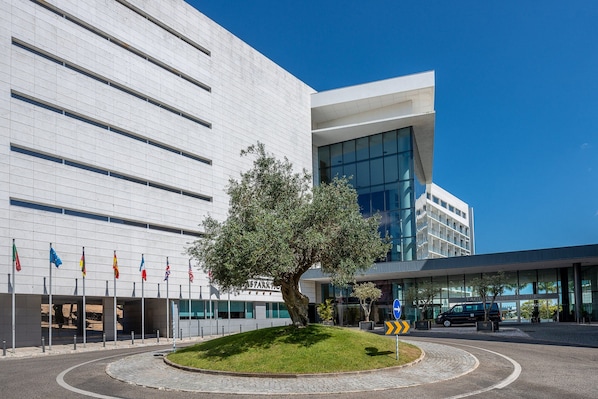 Book Lagoas Park Hotel in Lisbon District | Hotels.com