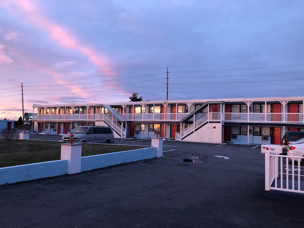 New Sea Breeze Motel in Atlantic City | Best Rates & Deals on Orbitz
