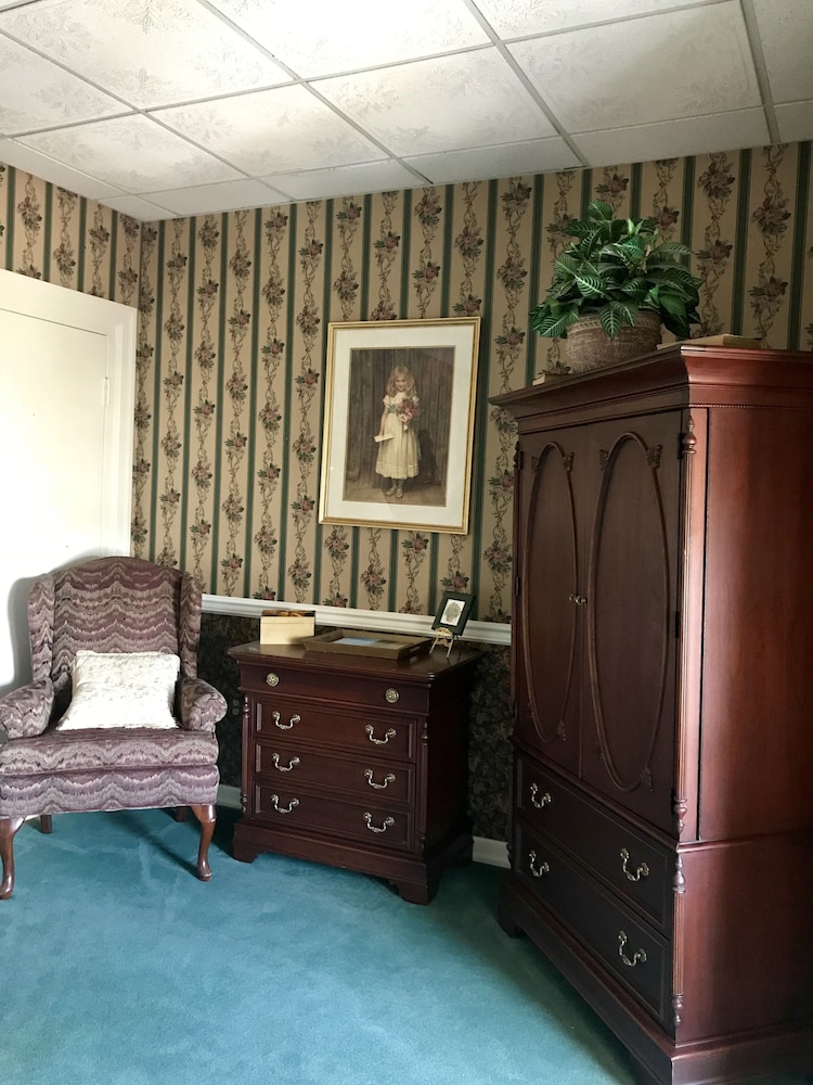 Waynebrook Inn, Est 1865, Honey Brook: $92 Room Prices & Reviews ...