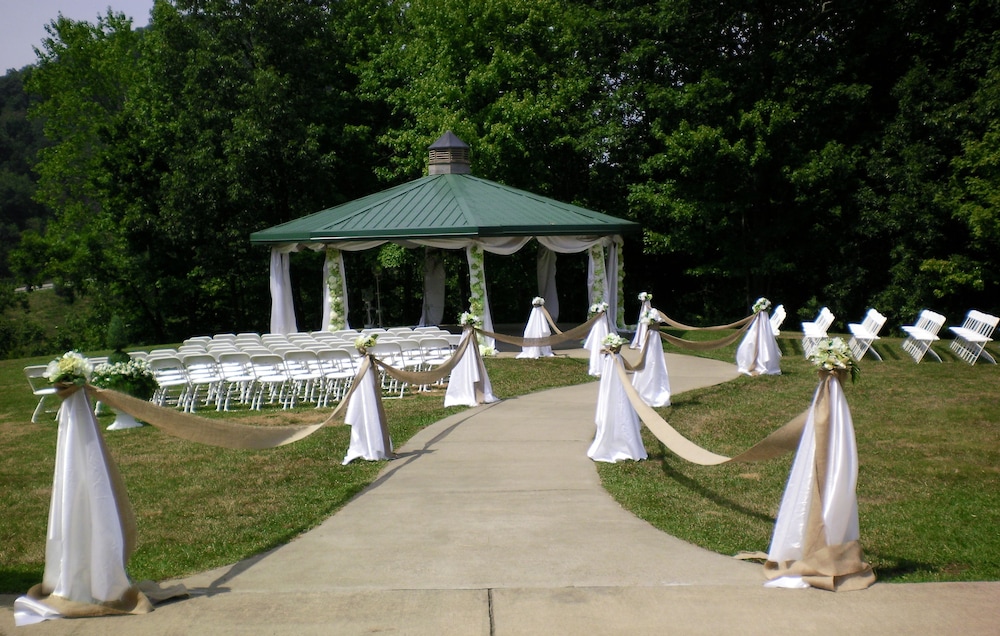 Chief Logan Lodge in Chapmanville | Best Rates & Deals on Orbitz